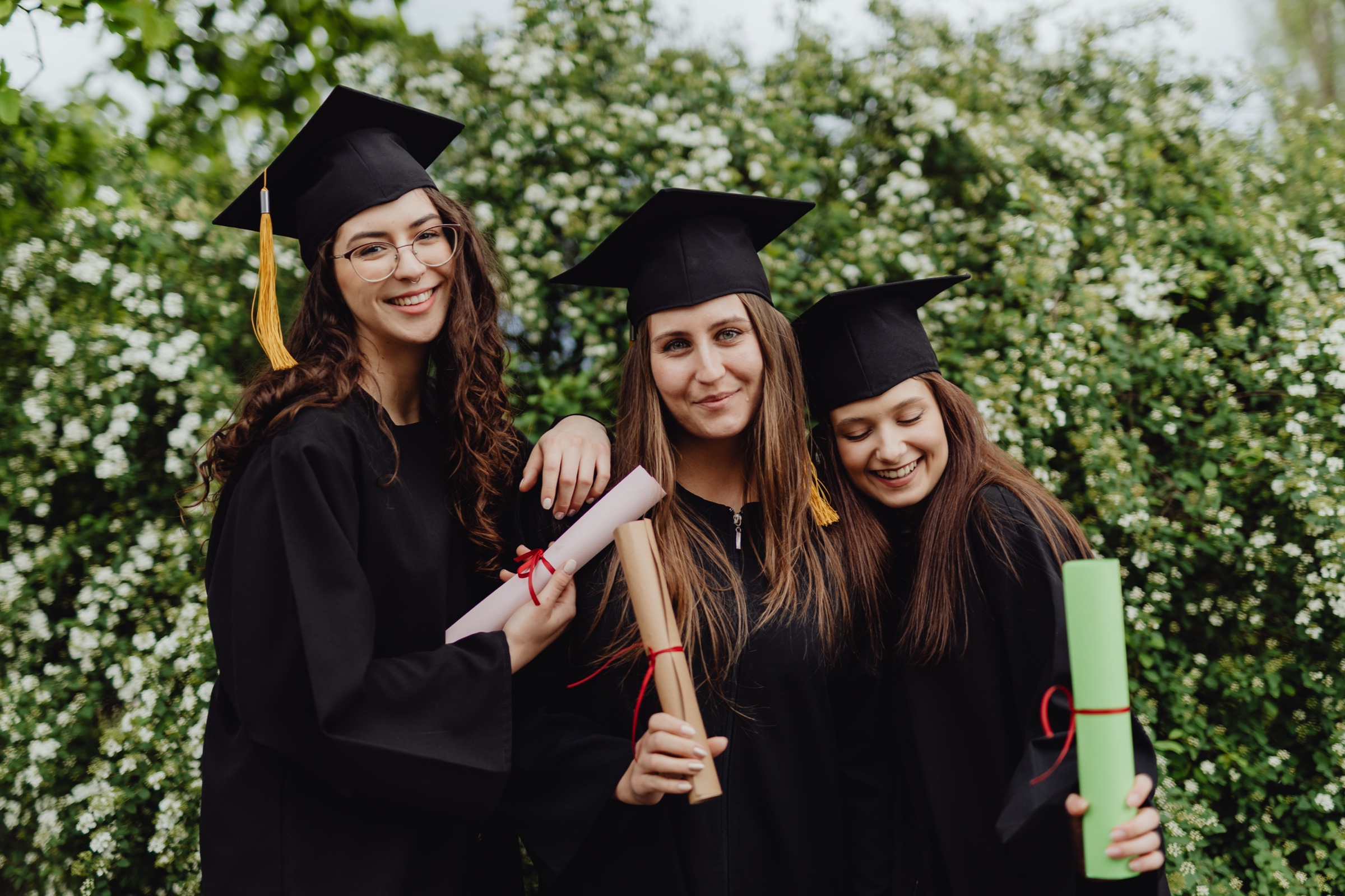10 Creative Graduation Photo Ideas For Memorable Grad Photos