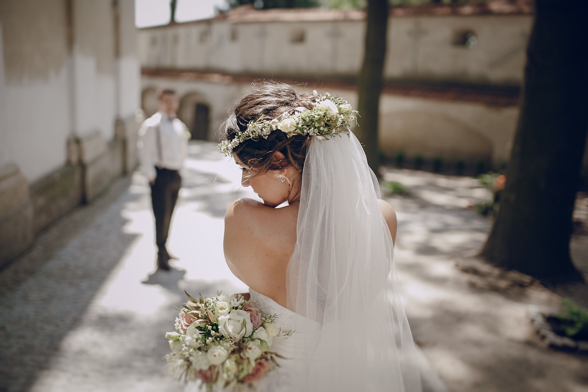 30 Stunning Wedding Poses to Inspire Your Photoshoot